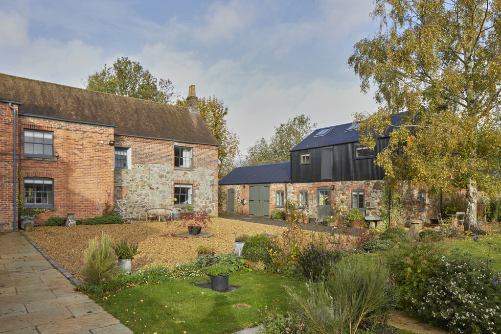 Listed Farmhouse Extension With Barn Conversion - Milton Architects